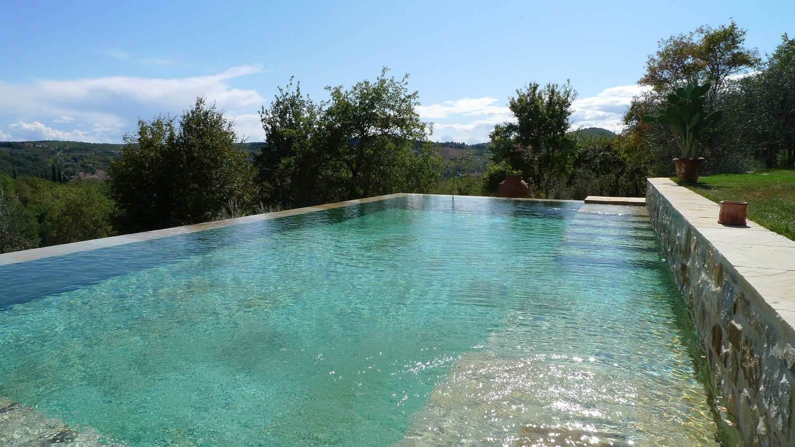 Il punto focale della proprietà, la piscina: il leitmotiv delle ...